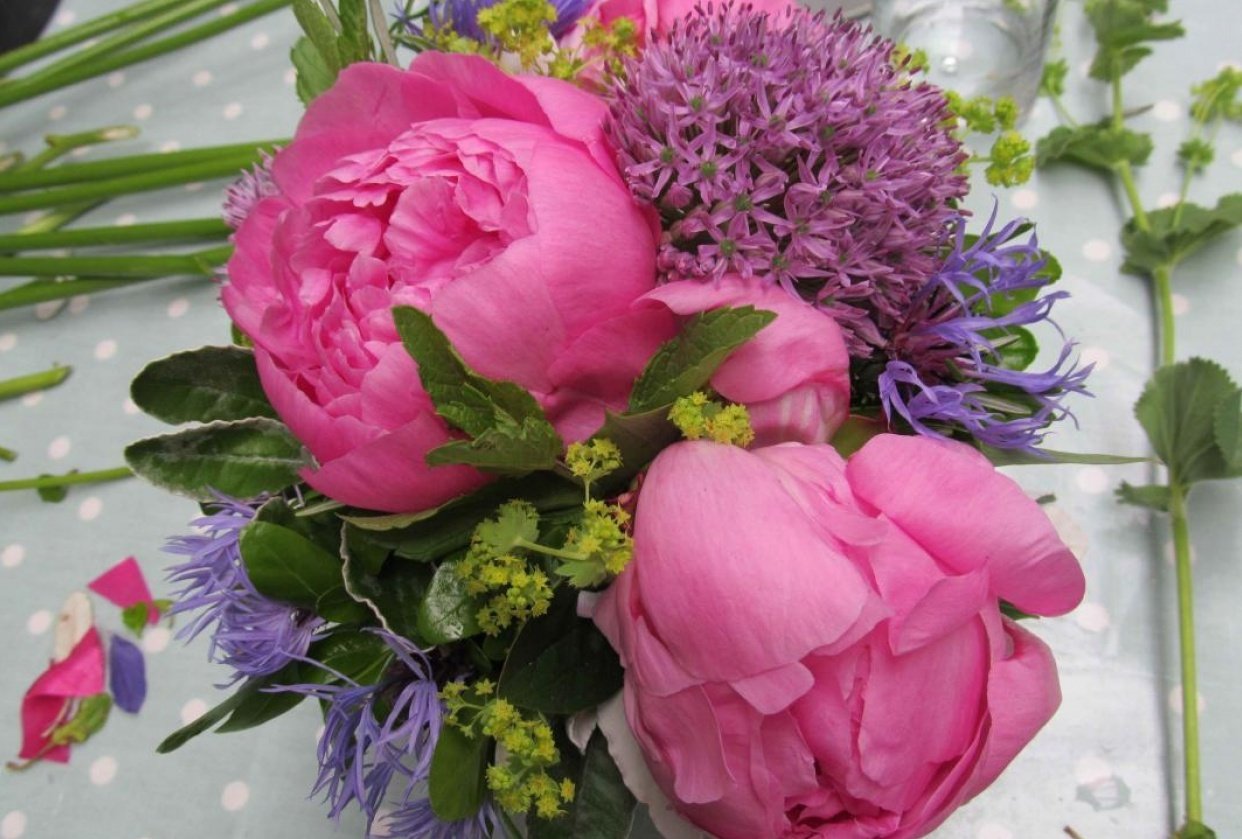 Flower arrangement for a breakfast decoration. | Skillshare Student Project