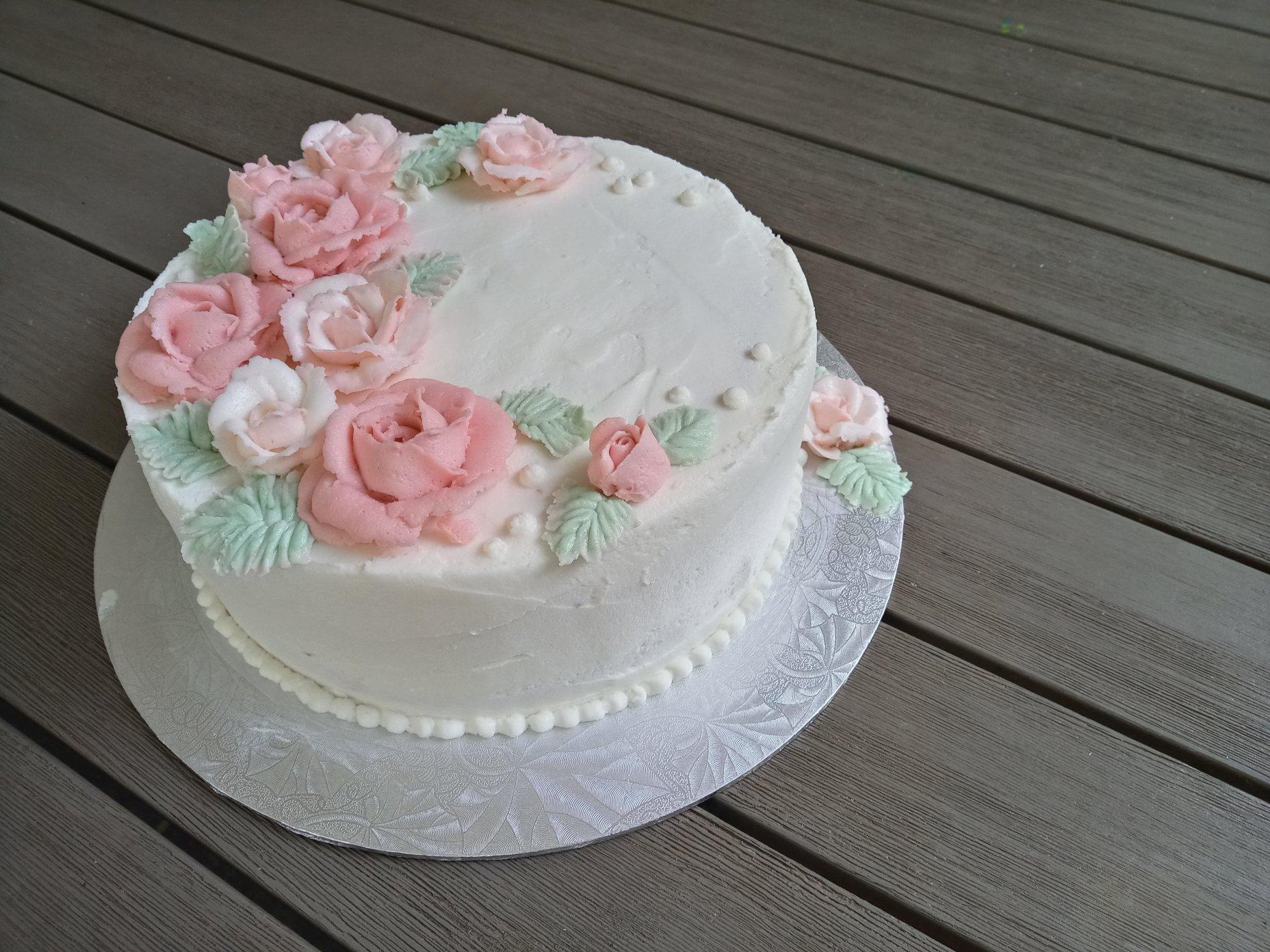 How to Decorate a Buttercream Rose Cake | Suzanne Groenewald | Skillshare